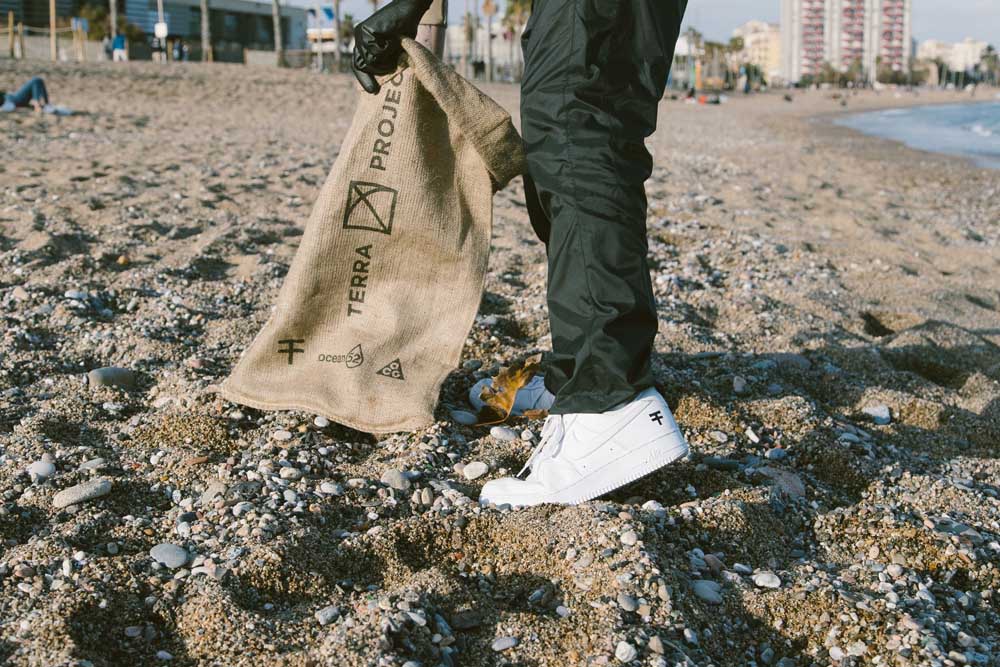 Terra Project i: Coast Clean-up w/ Ocean52 – BLOG | FOOTDISTRICT